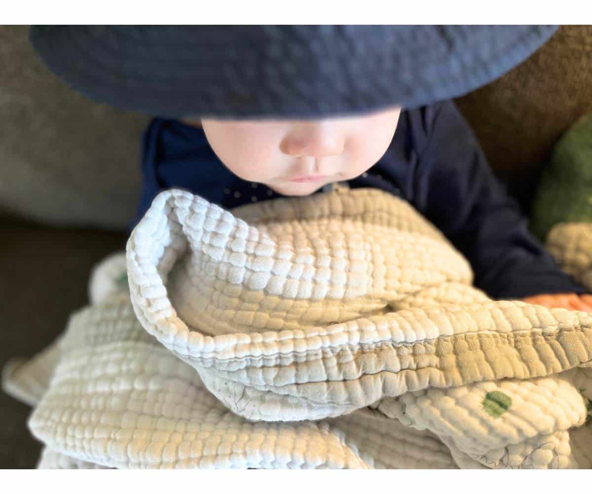 Helping children bond with a new baby (tips to adjust ...